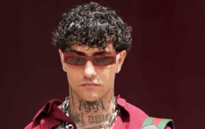 Milano - Caos fuori dal ristorante con Tony Effe. "Mi ha tirato 3 pugni ...